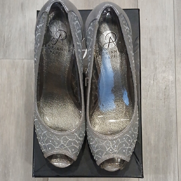 Adrianna Papell | Shoes | Nib Adrianna Papell Womens Silver Peeptoe ...